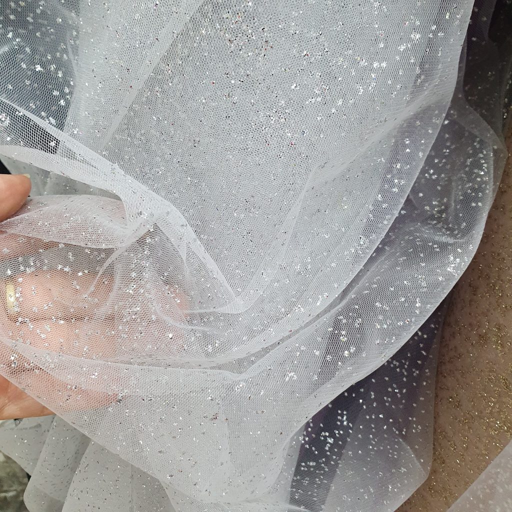 Tul cu sclipici , alb cu argintiu – E-Mercerie